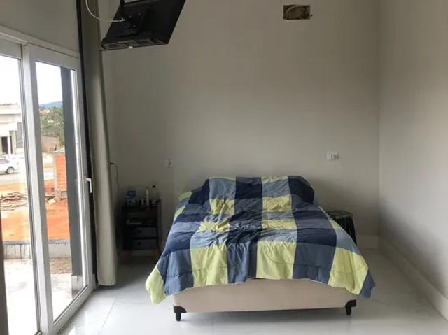 Casa de condomínio para venda possui 270 metros quadrados com 4 quartos
