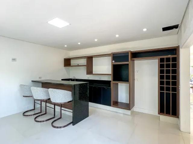 Casa de condomínio para venda possui 618 metros quadrados