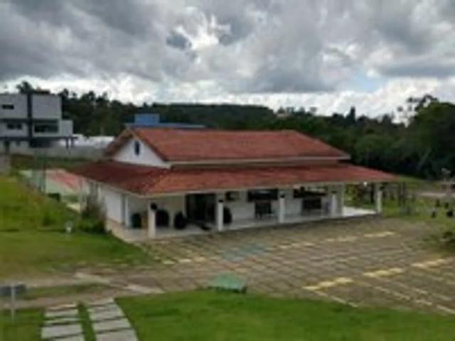 Casa de condomínio para venda possui 706 metros quadrados