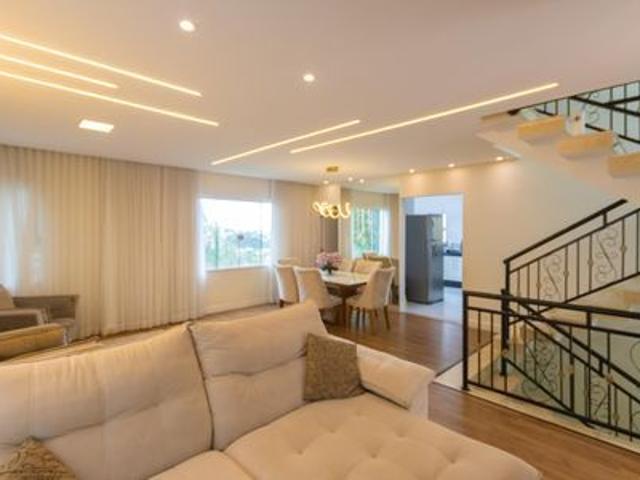 Casa de condomínio para alugar com 240m², 4 quartos e 5 vagas
