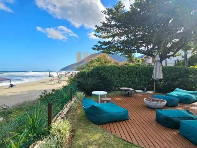 Casa de condomínio pé na areia na praia de Maresias com 6 suítes e muito lazer