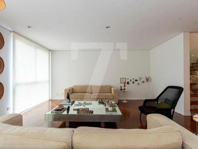 Casa de Condomínio toda reformada pelo arquiteto Arthur Mattos Casas. Vila Madalena