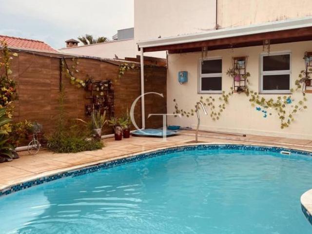 Casa de Condomínio térrea com 3 suítes, piscina R$1.060.000