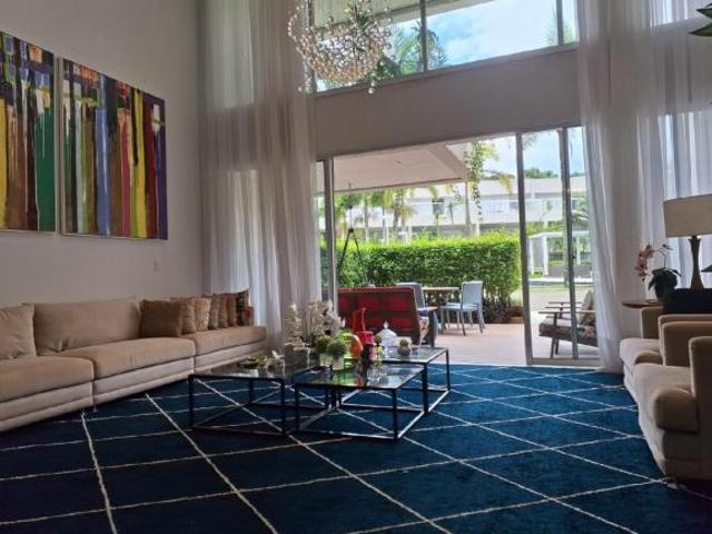 Casa de condomínio triplex com elevador com 421 m² terreno 876 m², 5 quartos sendo 5 suítes à venda