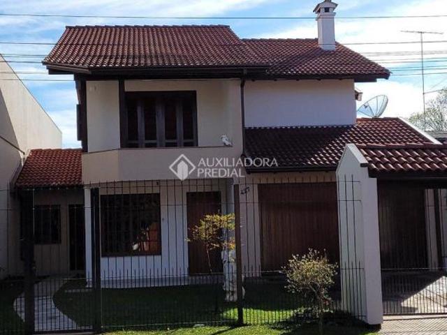 Casa de dois andares, 237m², 03 quartos sendo 01 suíte no bairro Desvio Rizzo