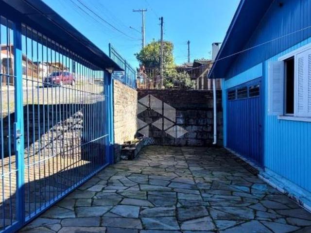 Casa de dois andares, com garagem para dois carros, bairro São José