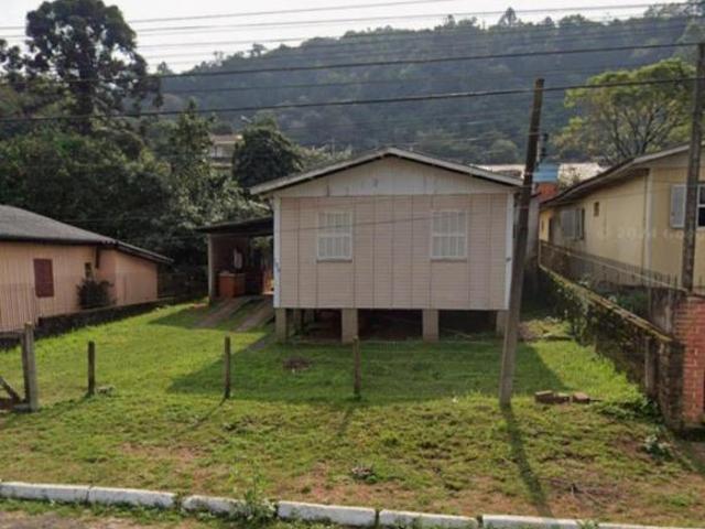 Casa de dois dormitórios com amplo terreno. São José, Novo Hamburgo