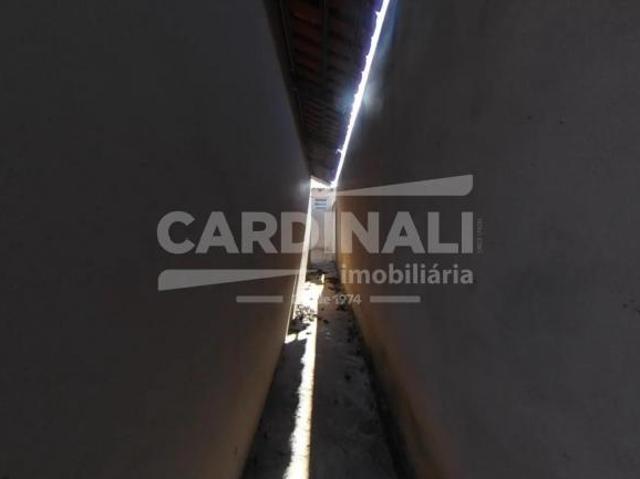 casa de dois dormitórios com um banheiro e uma vaga de garagem
