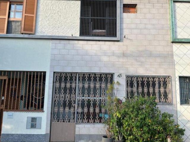 Casa de dois dormitórios de 90 m2 por 380 mil. Sem garagem
