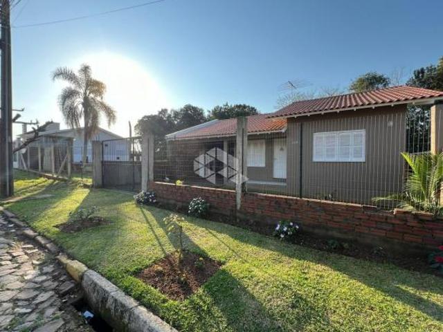 CASA DE DOIS DORMITÓRIOS E PÁTIO AMPLO