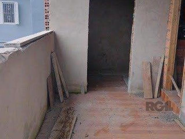 Casa de dois dormitórios localizada no Bairro Nonoai