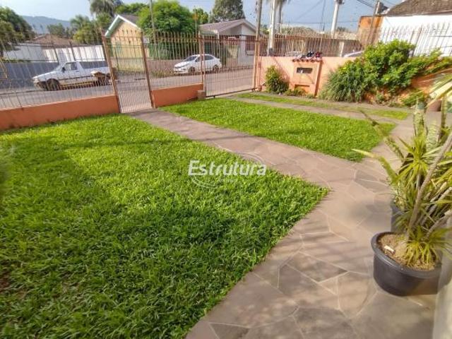 Casa de dois pavimentos, 4 dormitórios e vários benefícios, com muito espaço e c