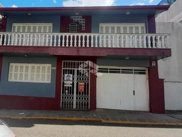 Casa de dois pisos com 4 dormitórios e 3 vagas de garagem no centro de Vacaria!