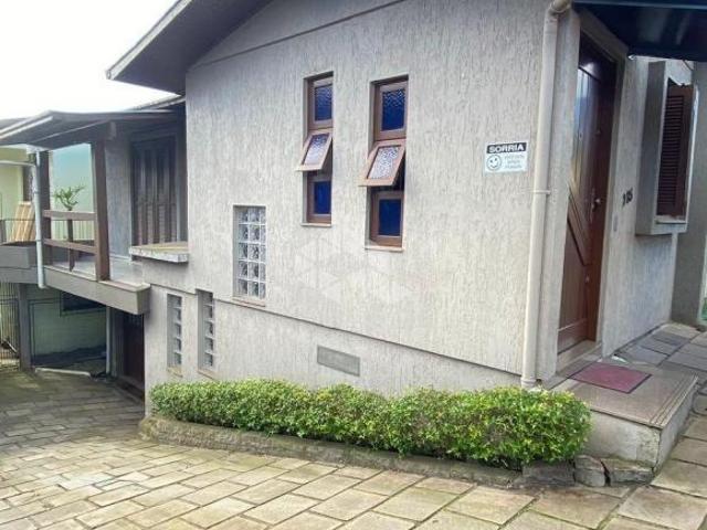Casa de dois pisos, de esquina e boa localização a venda em Carlos Barbosa