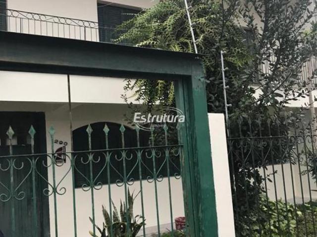 Casa de dois pisos no Bairro Medianeira