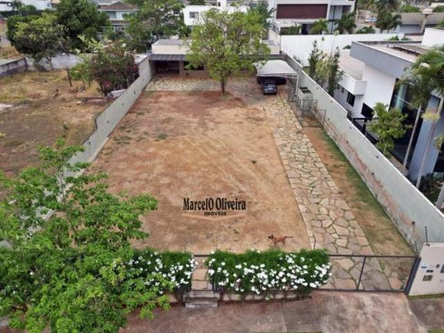 Casa de dois quartos em amplo terreno!