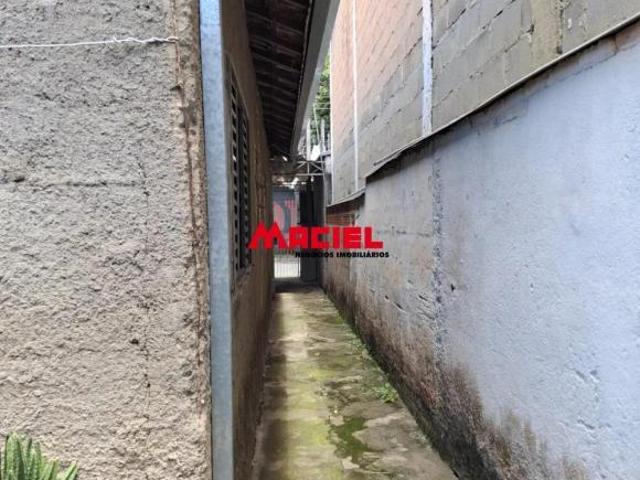 Casa de excelente localização em rua residencial e comercial
