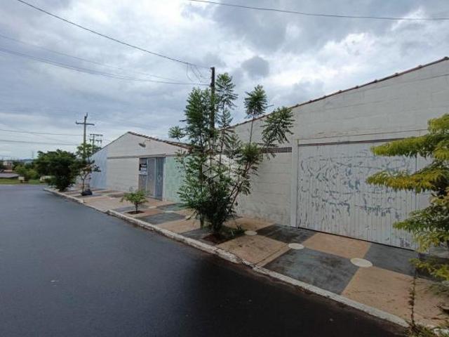Casa de esquina 2 dormitórios garagem 6 carros a venda no Guajuviras