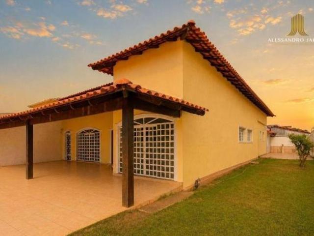 Casa de esquina | 360 m² de lote | 4 quartos 3 suítes | Área gourmet