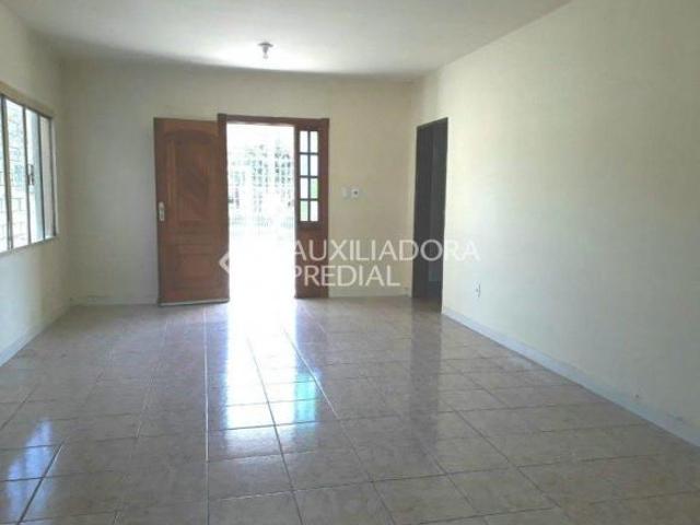 Casa de esquina, 370m², em frente à praça, com boa possibilidade para comércio ou prédio pequeno