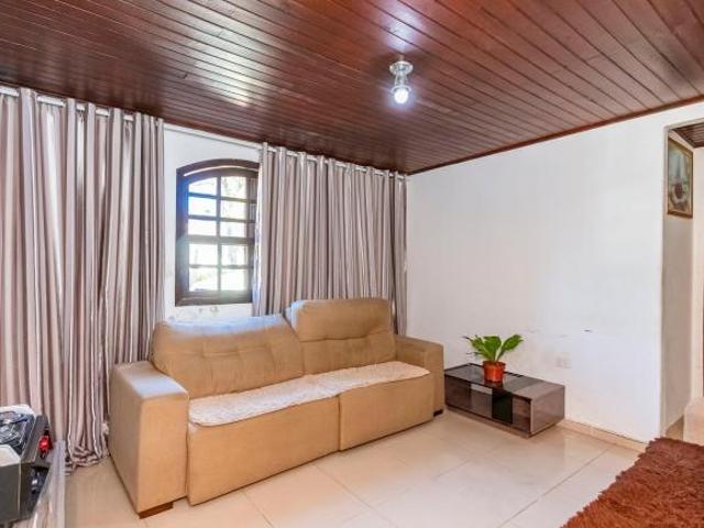 Casa de esquina com muito espaço de terreno!