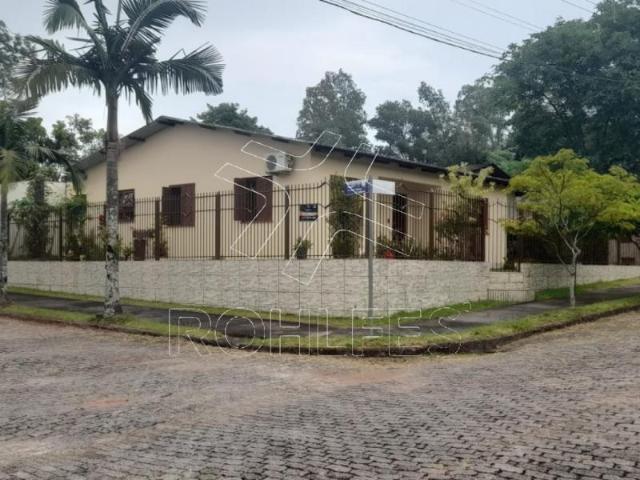 Casa de esquina com ótima localização