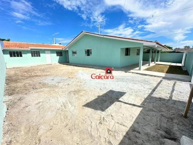 Casa de esquina com amplo espaço de terreno