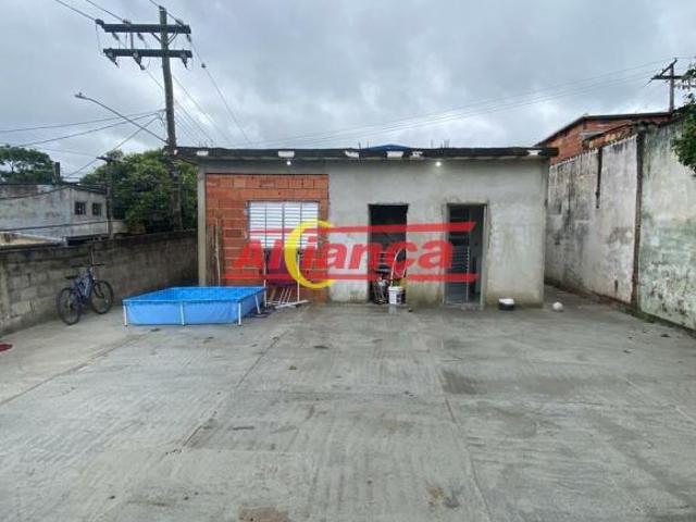 Casa de esquina com amplo quintal em Arujá