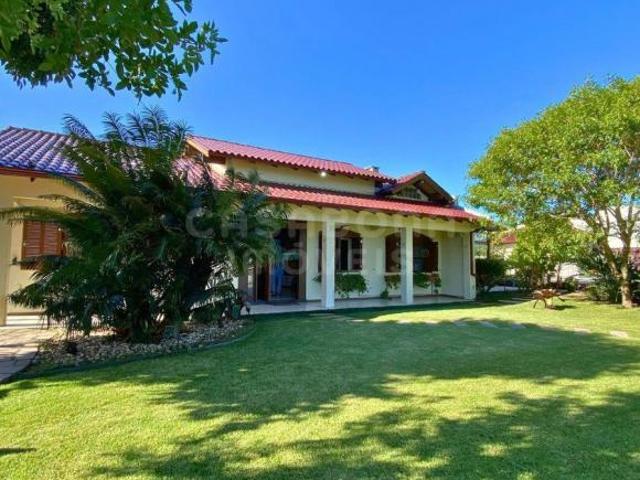 Casa de Esquina com Amplo Terreno e Piscina – Arroio do Sal