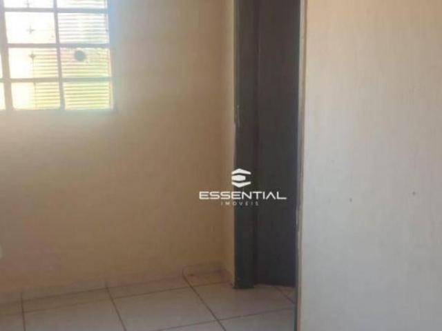 Casa de esquina com amplo terreno em localização estratégica!