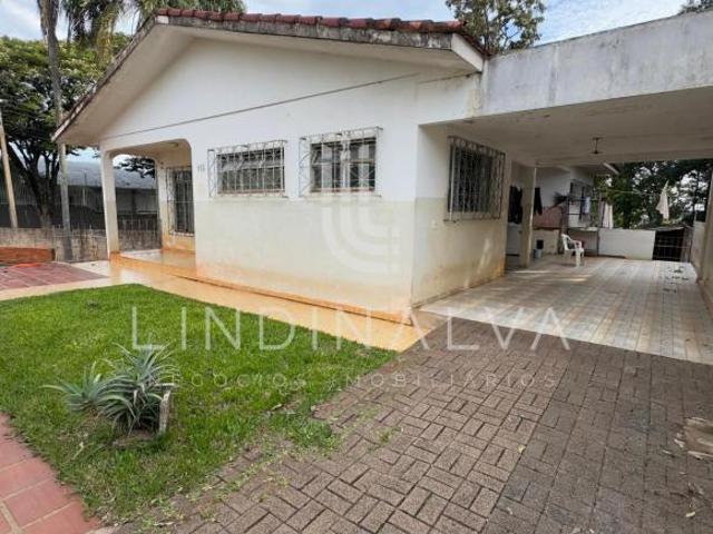 Casa de esquina com amplo terreno no Jd. Eliza, Foz do Iguaçu/PR