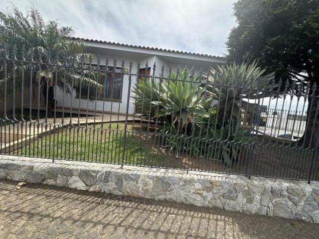 Casa de Esquina com Garagem no subsolo