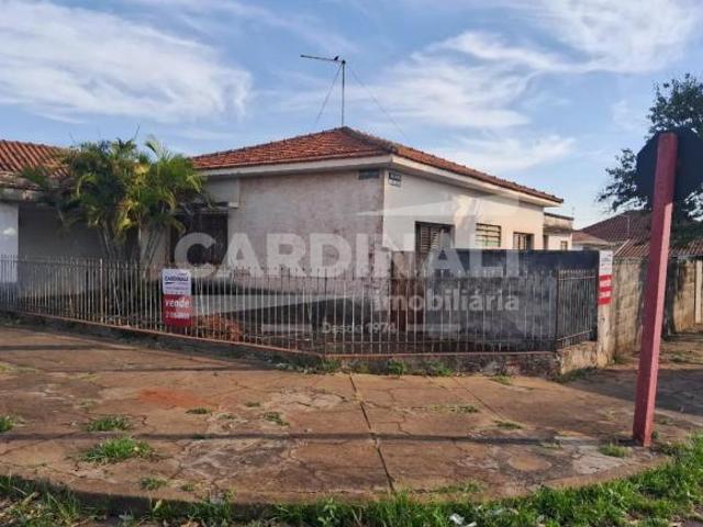 Casa de esquina com localização espetacular, ao lado da Av 36