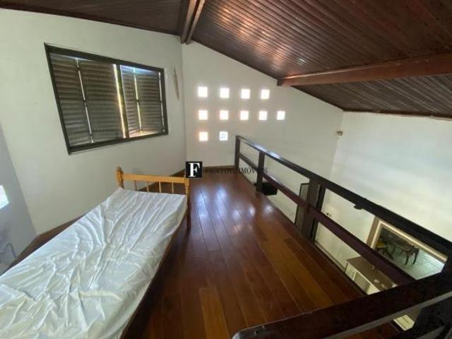 Casa de esquina com piscina à venda