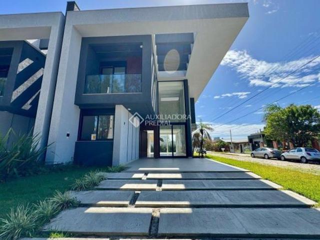 Casa de esquina com quatro suítes e pé direito duplo no Centro de Xangri Lá
