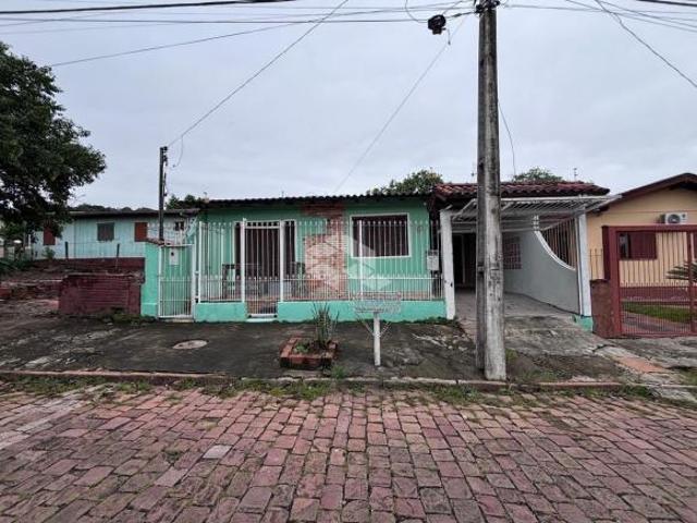 Casa de esquina com 03 dormitórios com terreno amplo