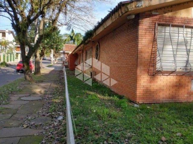 Casa de esquina com 173m2 de área privativa para reconstruir do seu jeito! Bairro tristeza