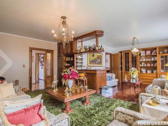 Casa de esquina com 200, no Bairro Jardim Lindoia