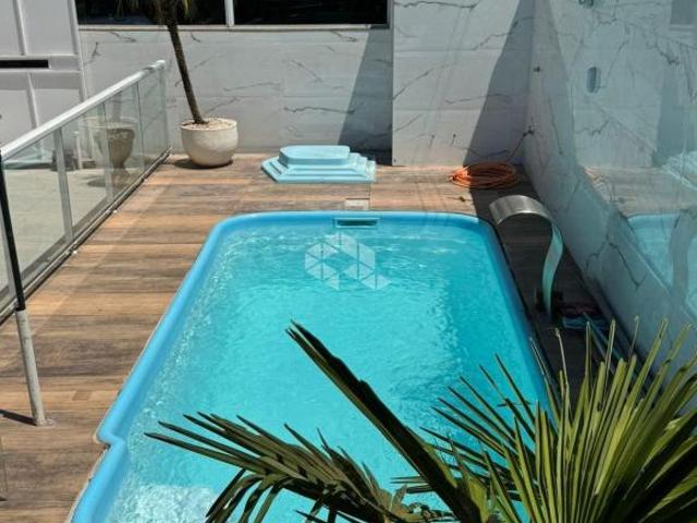 Casa de esquina, com 2 quartos, 2 banheiros, 4 vagas de garagem e piscina no Central Park em Canoas