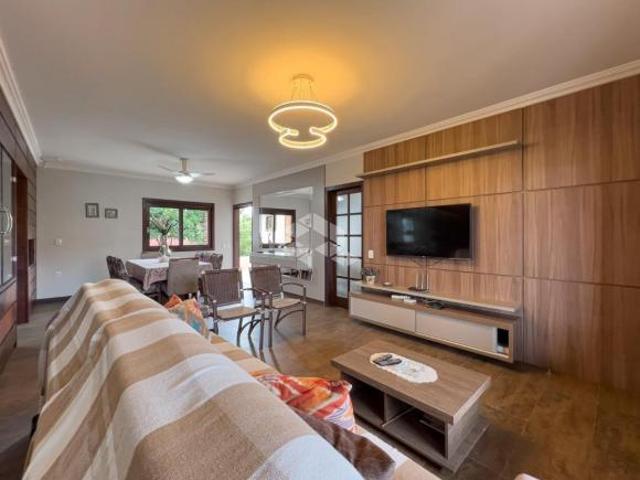 Casa de esquina com 3 dormitórios sendo 2 suítes mobiliada e com amplo pátio no Jardim Beira Mar em