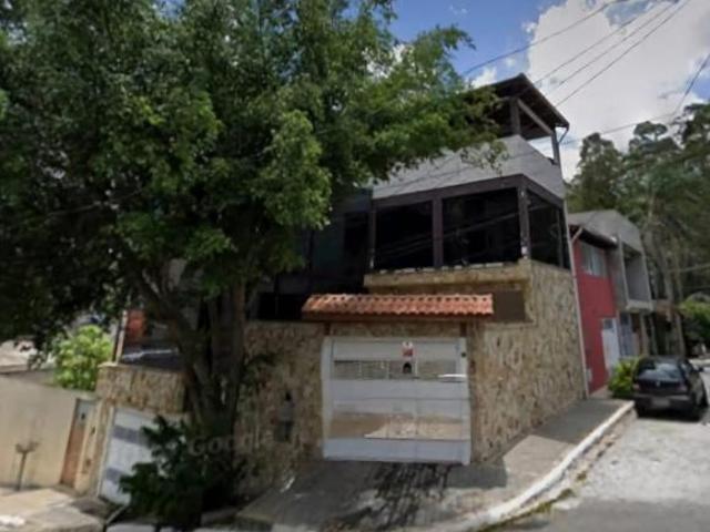 Casa de esquina com 3 níveis