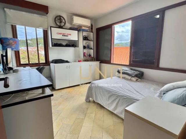 Casa de Esquina com 3 Quartos, Suíte e Terreno de 540 m² no Itacorubi – Conforto e Praticidade em Lo