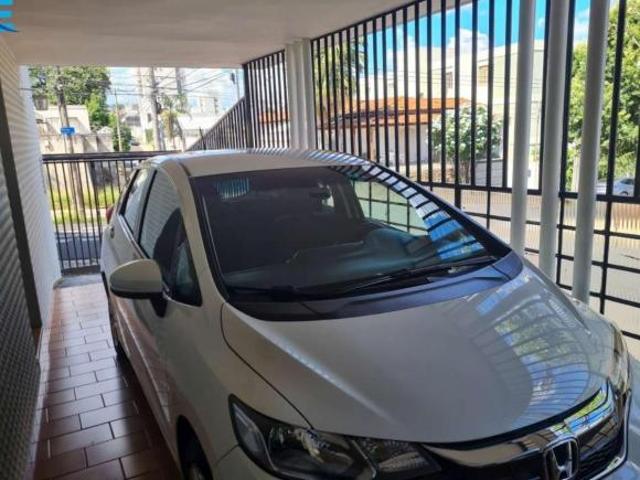Casa de esquina, com 4/4 1 suíte, 3 salas, 2 banheiros, 2 vagas e uma edícula com acesso independe