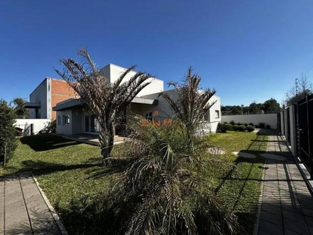 Casa de esquina, com 4 quartos, suite, espaço gourmet e garagem para ate 3 carros
