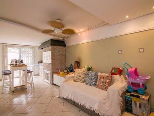 Casa de esquina com 6 dormitórios, 430m², piscina, 4 vagas