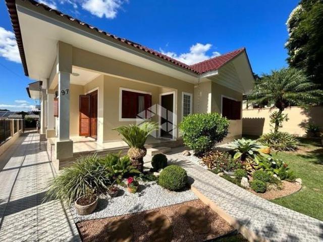 Casa de esquina composta 3 dormitórios e com piscina!