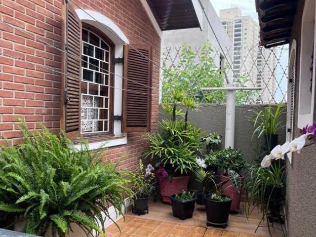 Casa de esquina à venda com entrada pelas duas ruas, na Vl. Arens