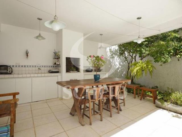 Casa de esquina à venda na Granja Julieta