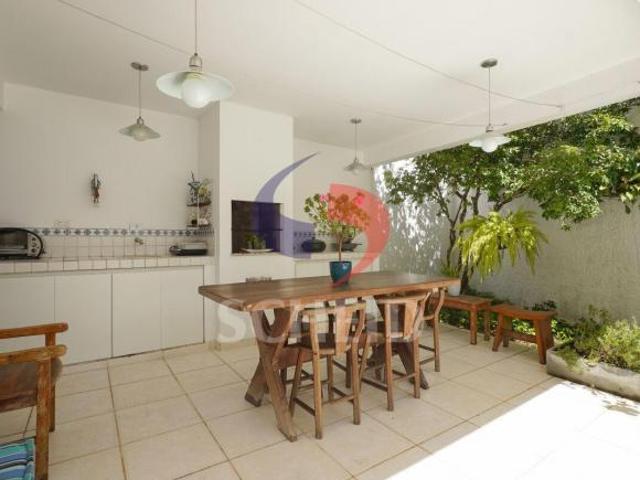 Casa de esquina à venda na Granja Julieta