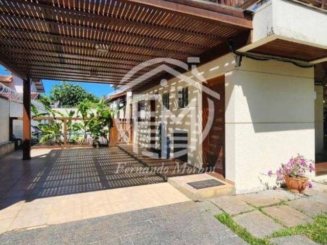 Casa de Esquina à Venda no Parque Vivamar em Ubatuba – 4 Dormitórios, Piscina, Segurança e Excelente